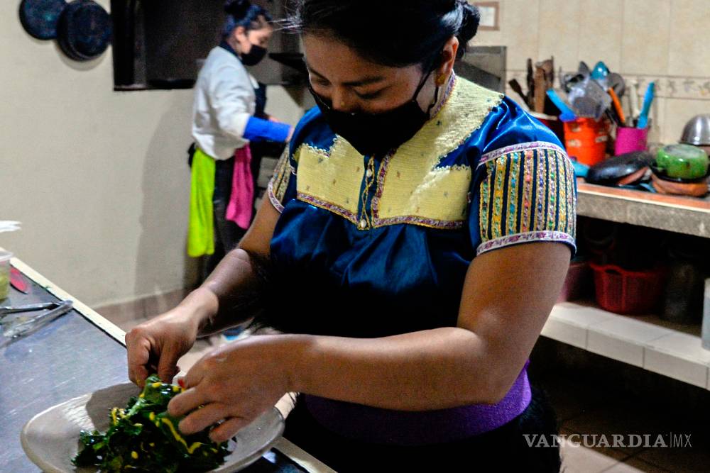 Claudia Albertina, indígena tzotzil, única mexicana entre los los 50 ...