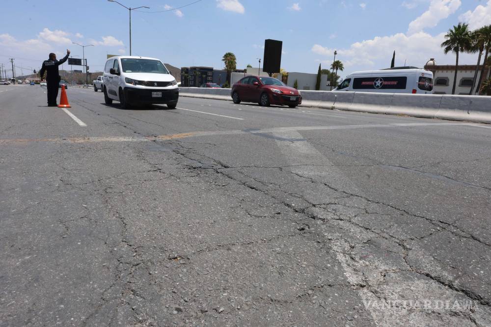 Con grietas y baches, entrada de Saltillo viniendo de Monterrey