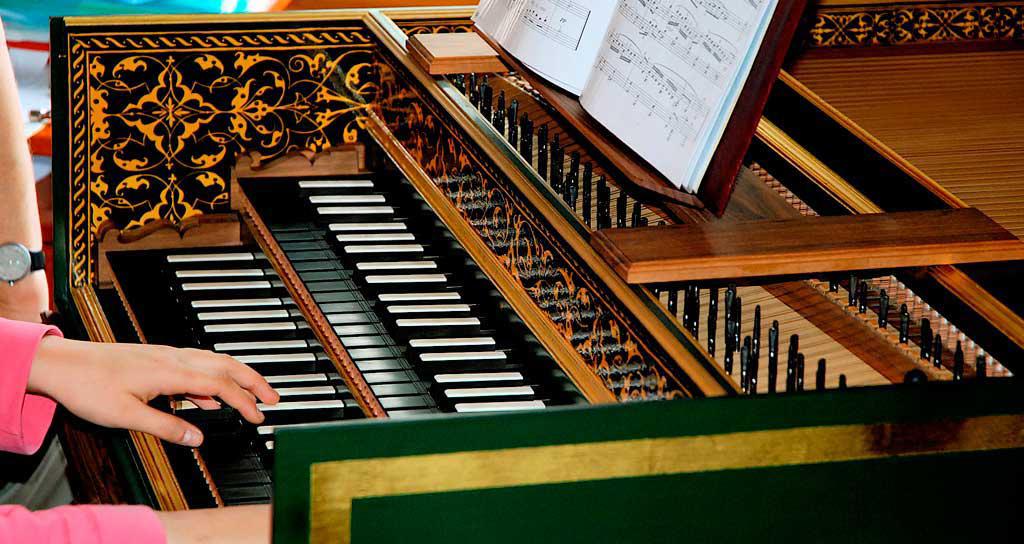 Plectros, martinetes y fuelles, una breve historia del teclado.