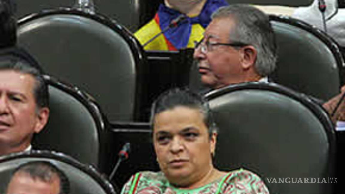 `Pinocho' sesiona en curul de César Nava