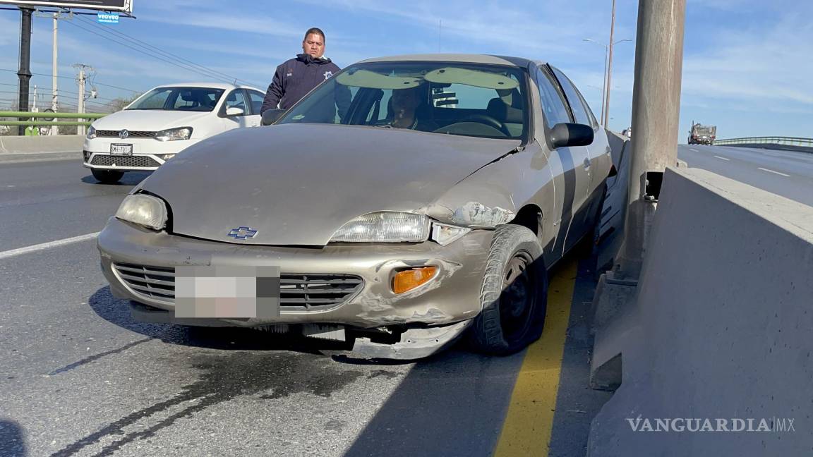 Da volantazo y se estrella contra muro en bulevar Nazario Ortiz ...