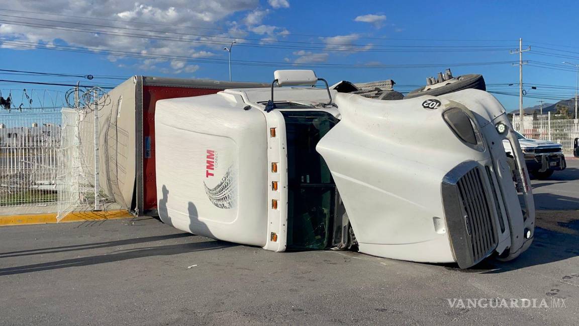 Chofer conduce en contra y vuelca su tráiler en bulevar Jesús Valdés ...