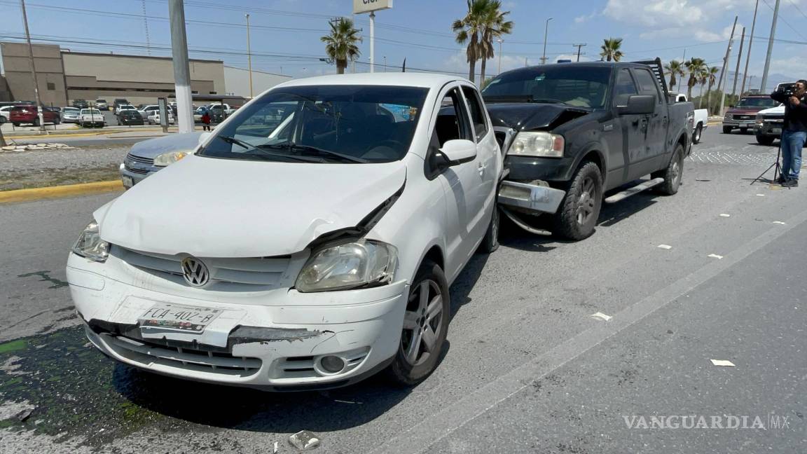 Casi provoca una carambola al oriente de Saltillo distraído conductor