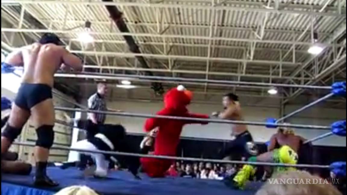 Elmo cambió Plaza Sésamo...¿por la lucha libre?