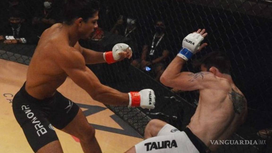 Así fue la terrible lesión de un peleador que terminó con la oreja colgando