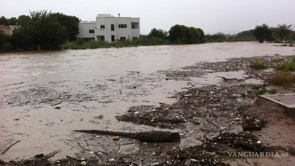 Inunda lluvia parte de carretera Saltillo Monterrey