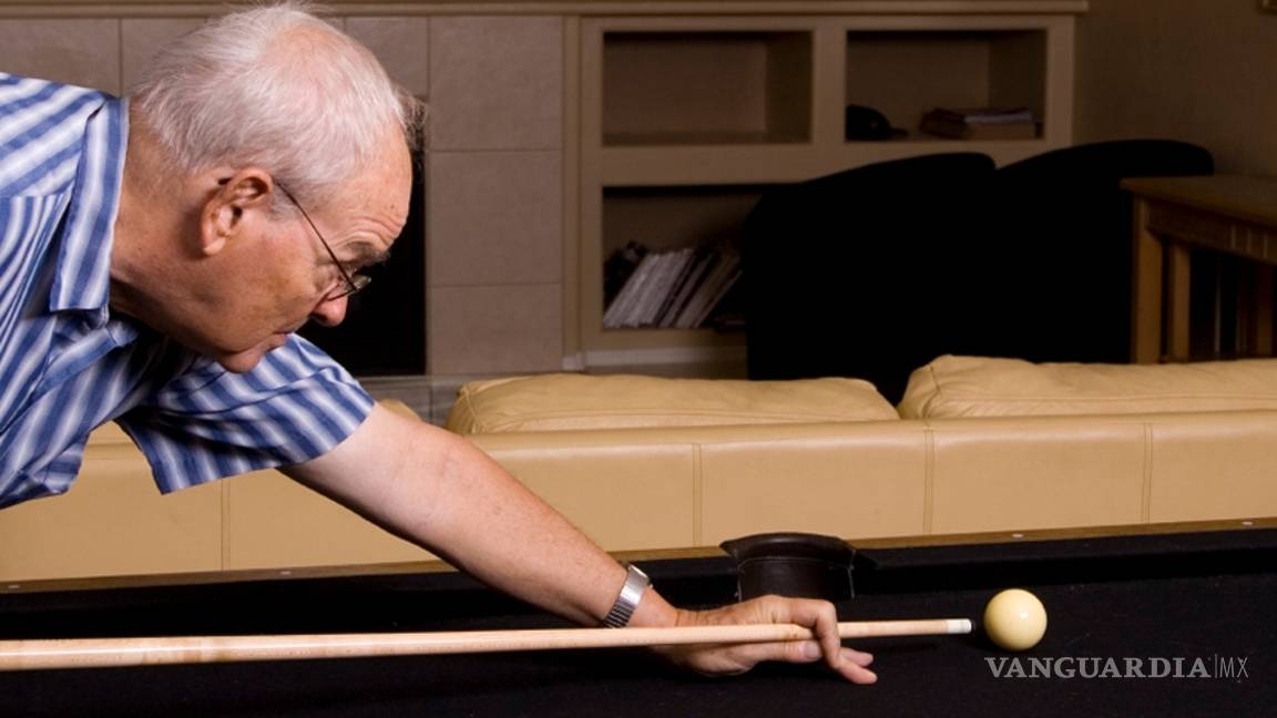 Jugar billar y beber cerveza vuelve a las personas más activas