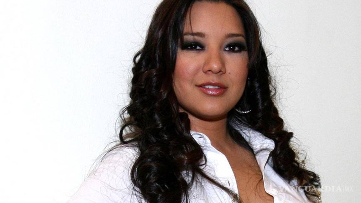 Nadia festeja 11 años de carrera con disco muy mexicano