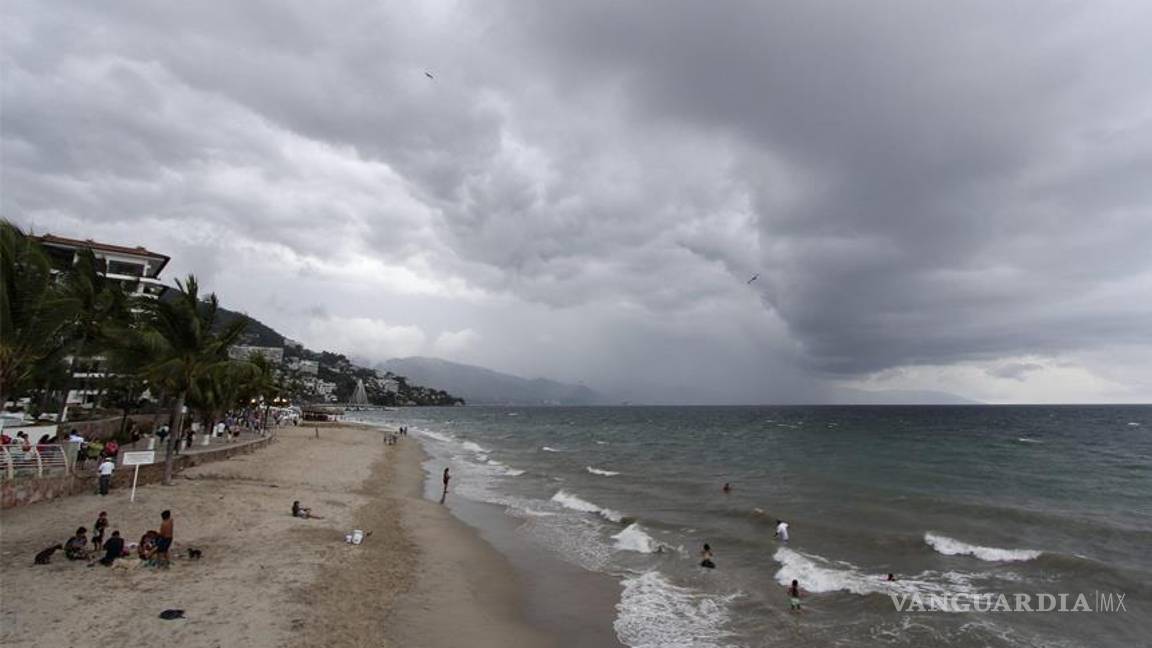 Huracán 'Erick' provoca fuerte oleaje en Manzanillo