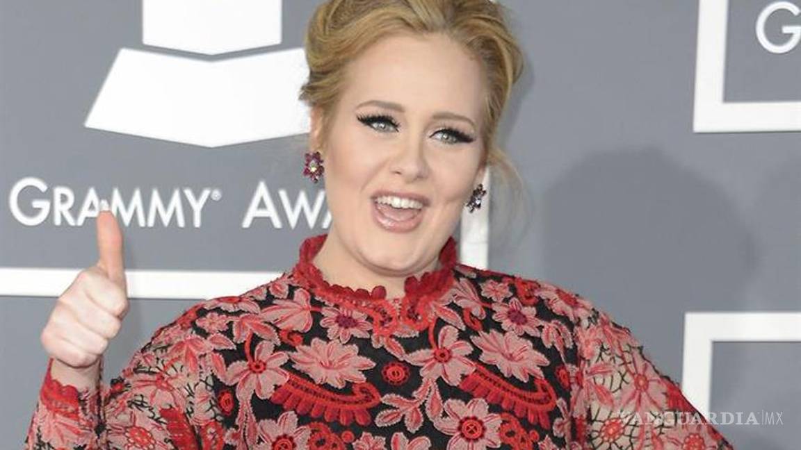 Adele y Mr Bean son condecorados por Isabel II