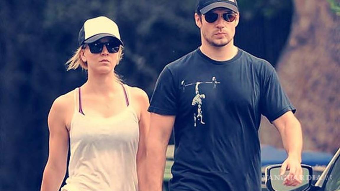 Kaley Cuoco y Henry Cavill, tomados de la mano