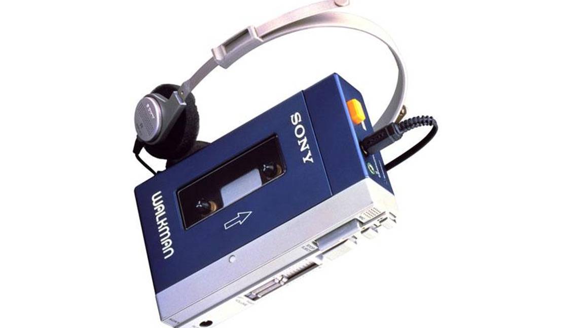 Niños confundidos al ver un walkman ¡No lo conocían!