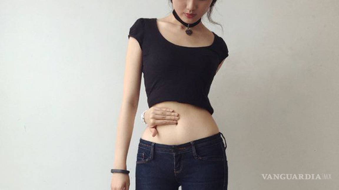 Chinos se tocan el ombligo en el reto "Belly Button Challenge"