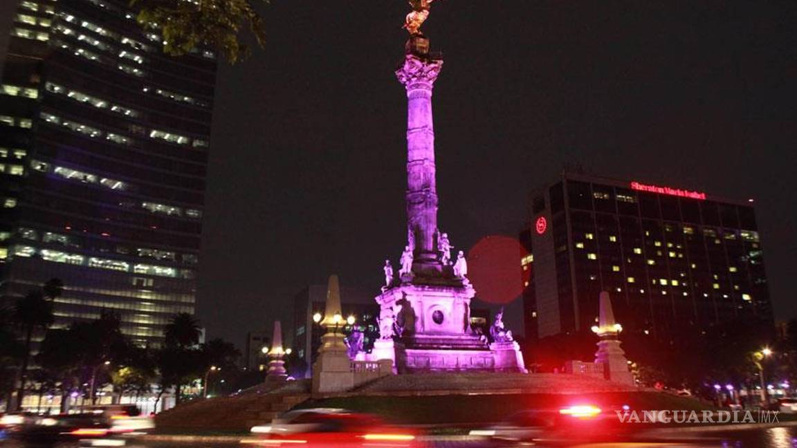 Iluminan monumentos de morado por elecciones