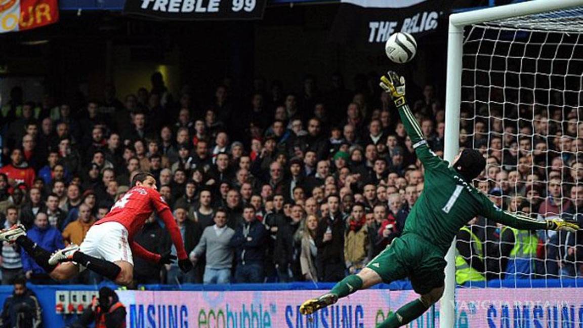 La gran atajada de Cech a "Chicharito"