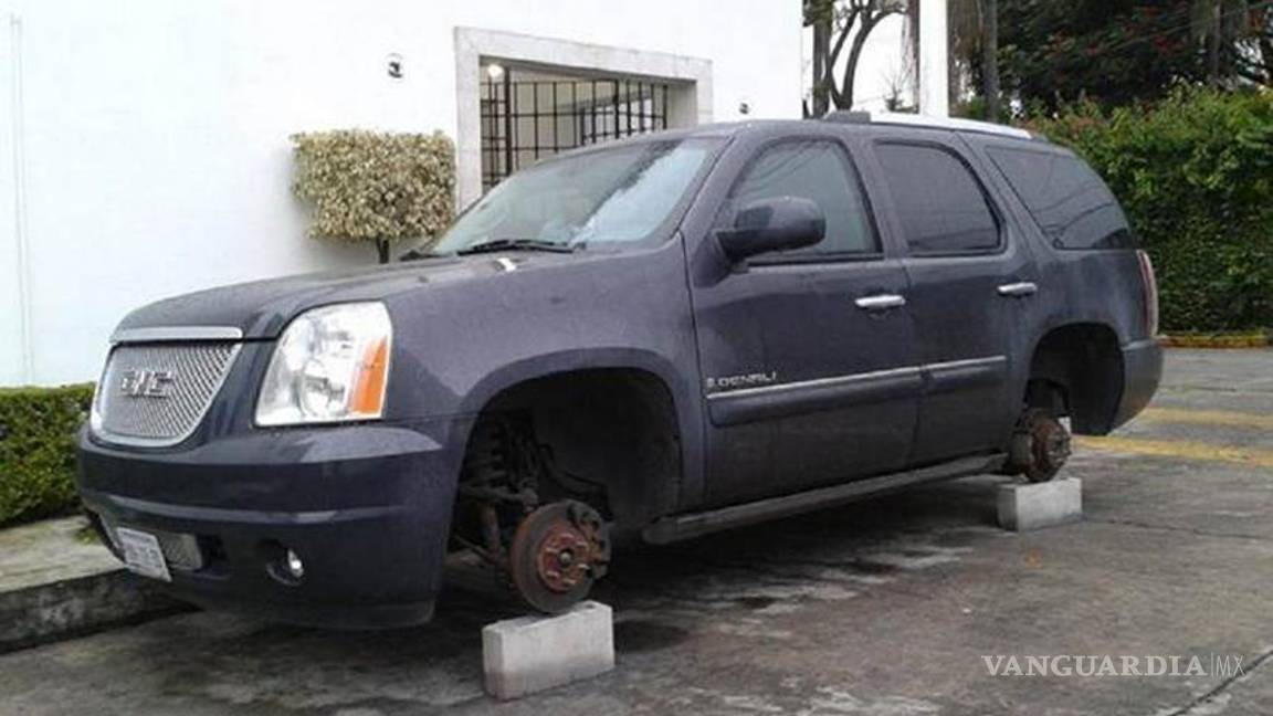 Dejan sin llantas auto de funcionario