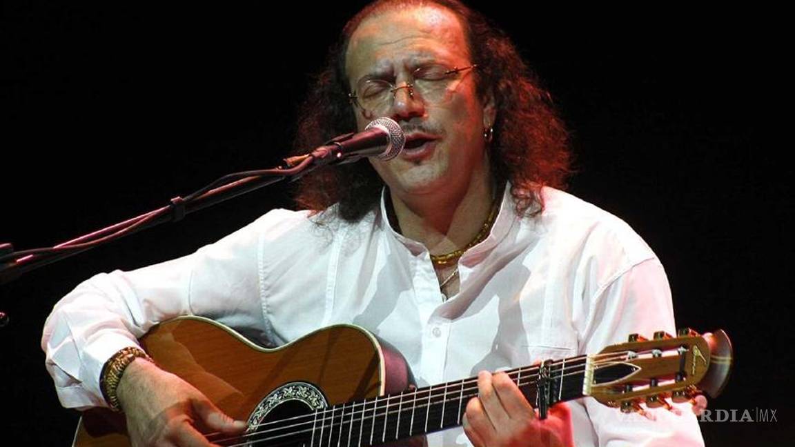 Fernando Delgadillo canta sus poesías entre libros