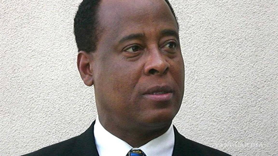 Conrad Murray vuelve a ejercer la medicina, gratis