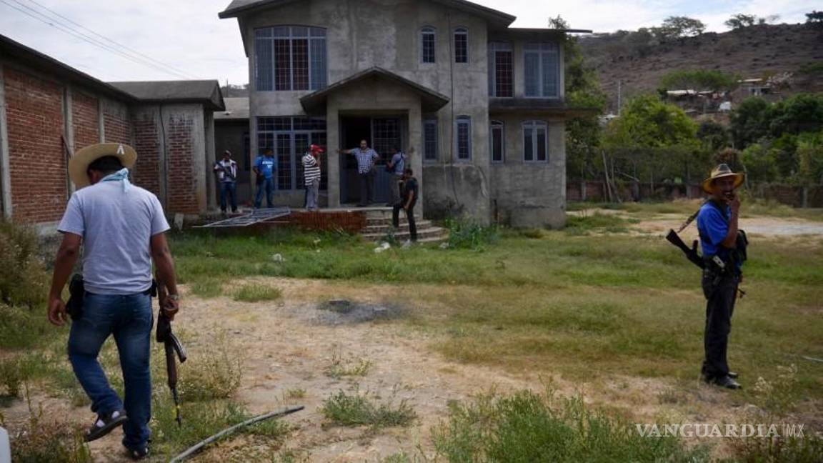 Autodefensas catean casas en Michoacán en busca de 'La Tuta'