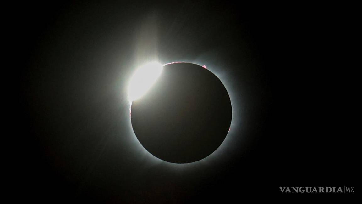 Asombroso eclipse solar total en la Antártida en imágenes