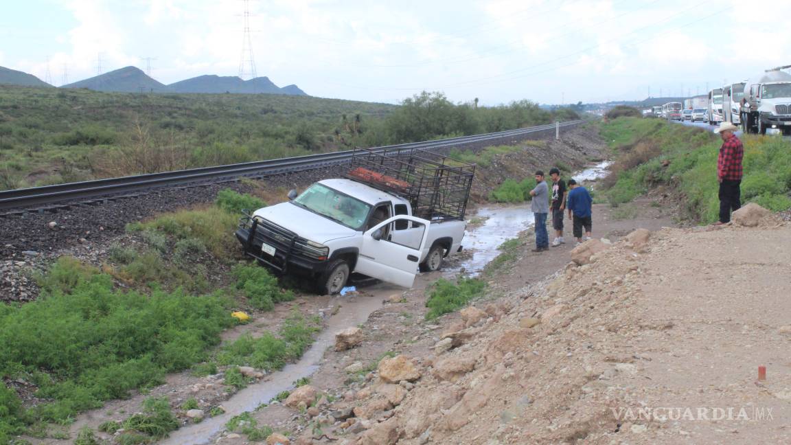 Camioneta se sale del camino y por poco se la lleva el tren al sur de Saltillo; no hubo lesionados