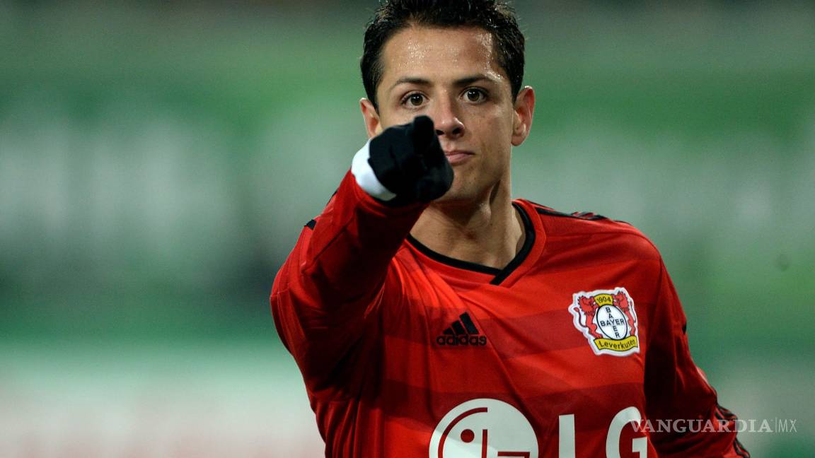 “Chicharito” muestra su habilidad para hacer dominadas con un dado (VIDEO)