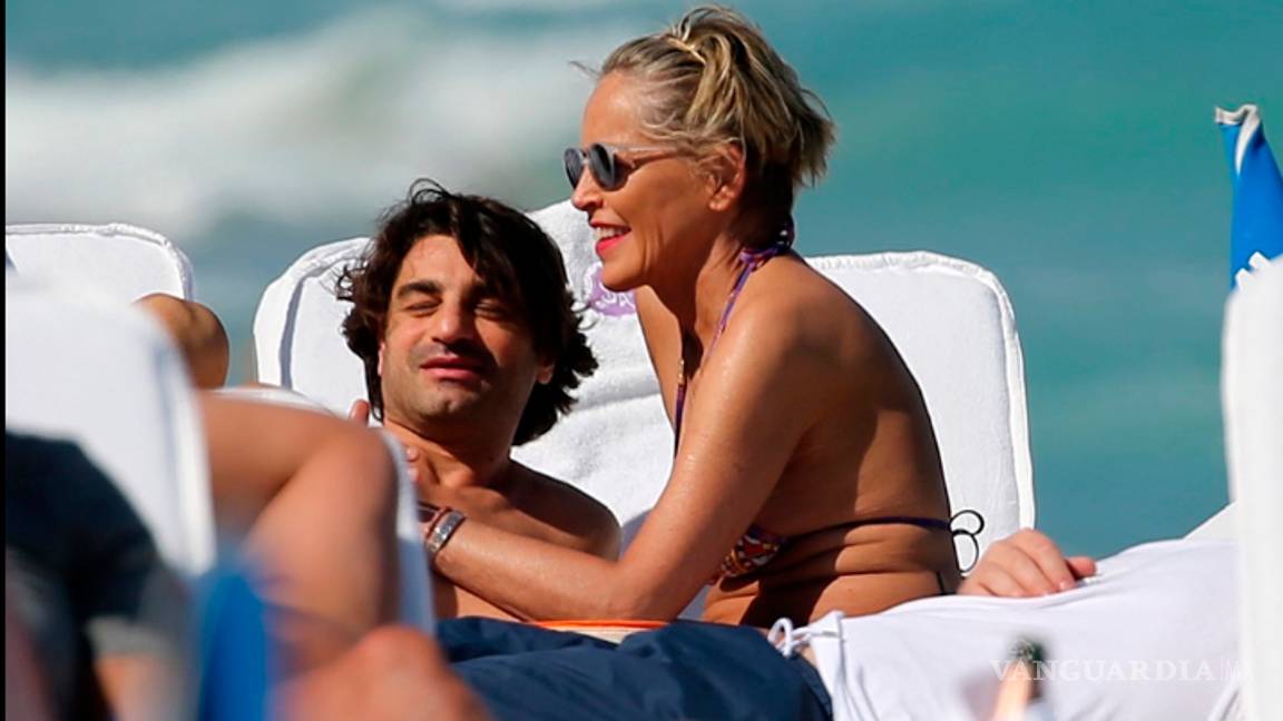 Captan a Sharon Stone celebrando en bikini con su novio