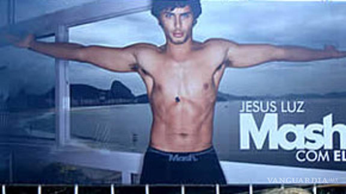 Novio de Madonna, en ropa interior y ¡como Cristo!