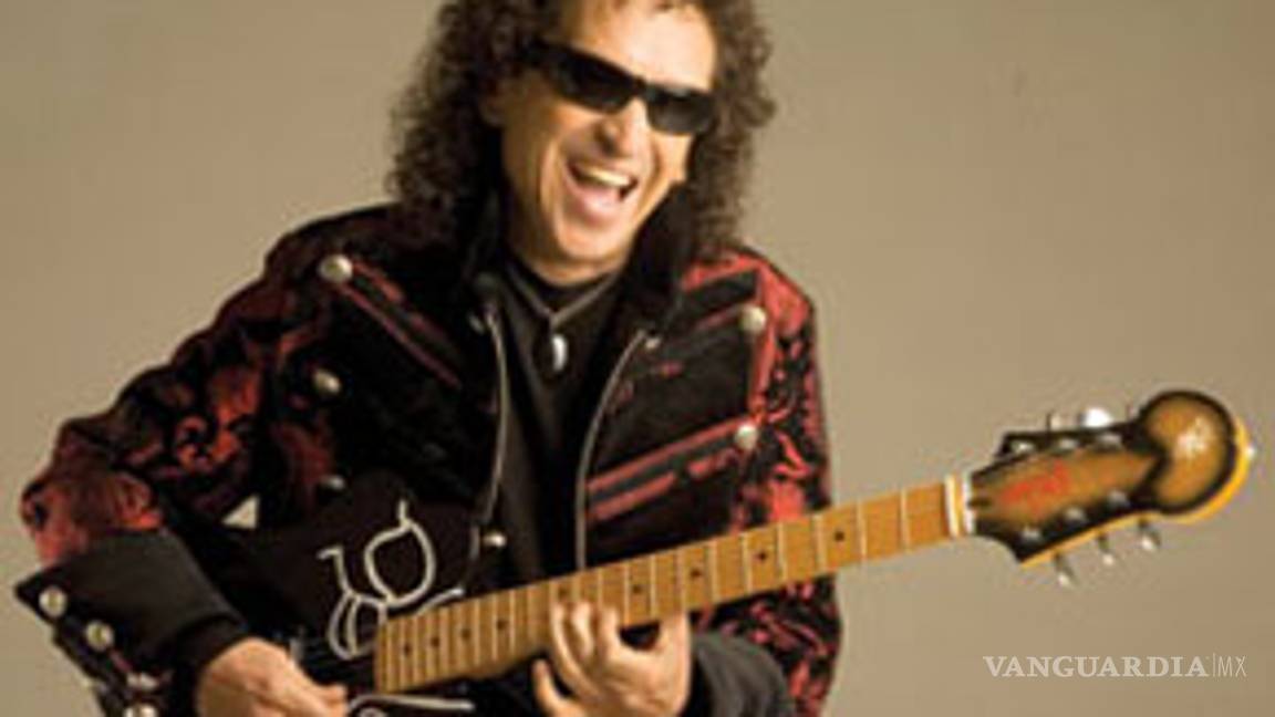 Festeja Alex Lora 57 años de vida en plena promoción de disco