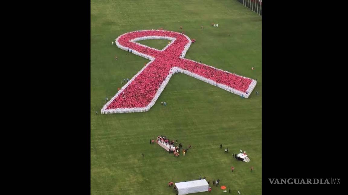 Forman 'lazo humano rosa' más grande del mundo por mes contra el cáncer ...