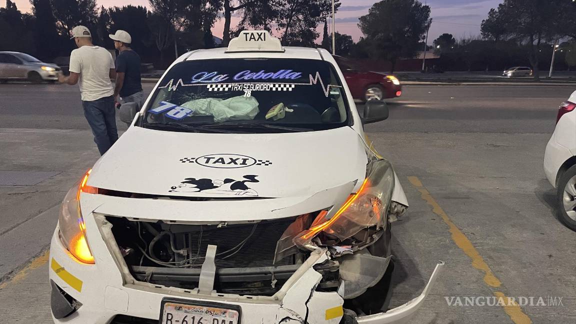 Joven distraído en su celular se impacta contra taxi, al oriente ...