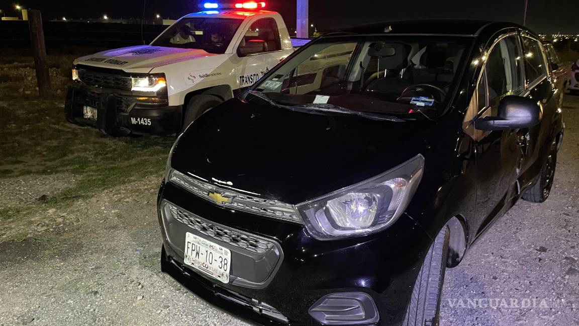 Imprudente conductor se pasa alto e impacta a motociclista, al oriente de Saltillo