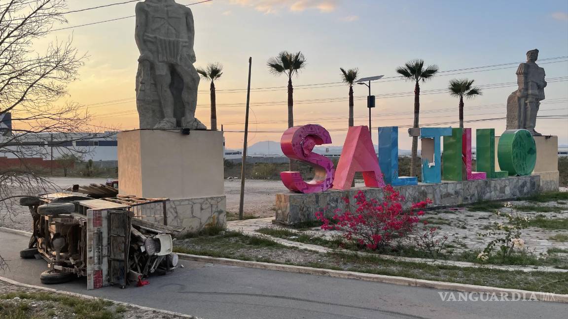 Albañiles correlones vuelcan en la entrada a Saltillo; no hubo lesionados