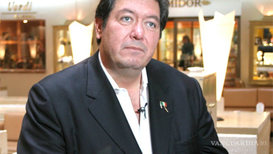 Hank Rhon está acusado de asesinato, revela defensa