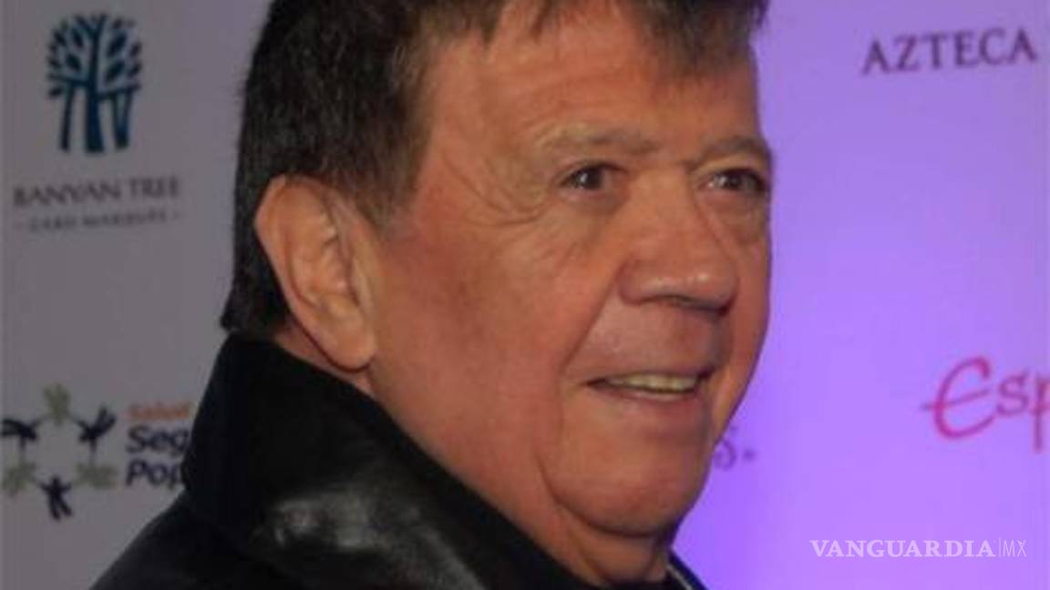 Recibe Xavier López "Chabelo" reconocimiento por su carrera artística
