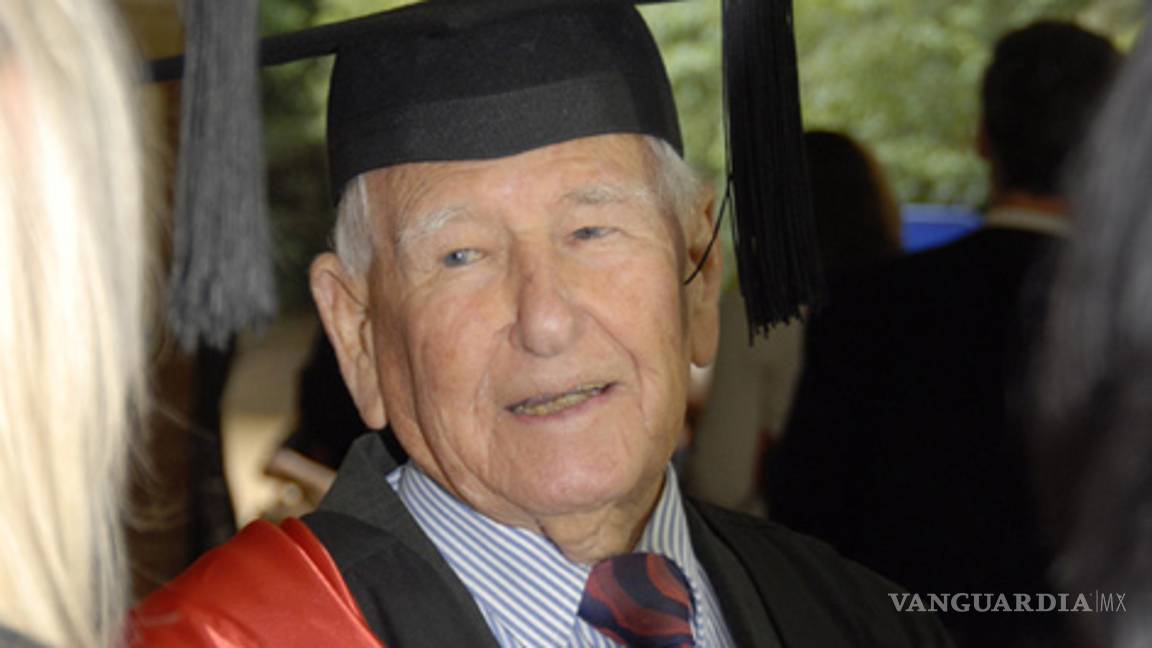 Bisabuelo australiano de 97 años termina master