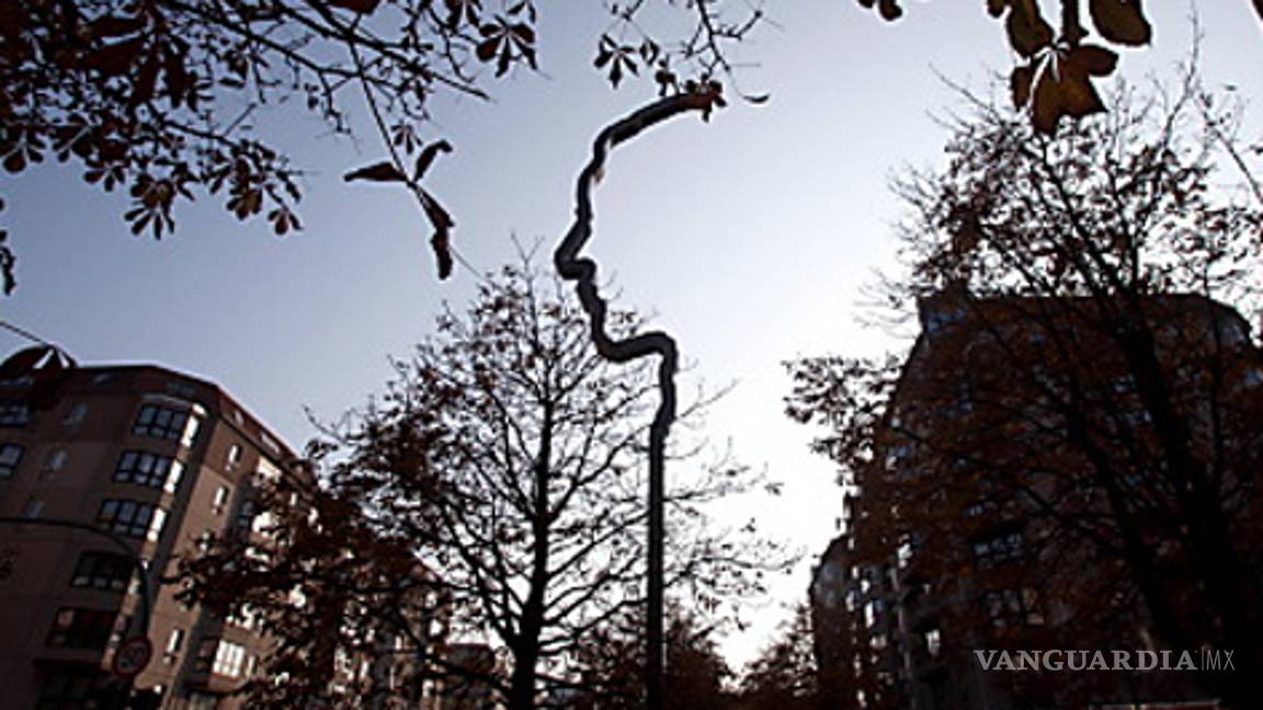 Muestran estatua de obrero que atentó contra Hitler