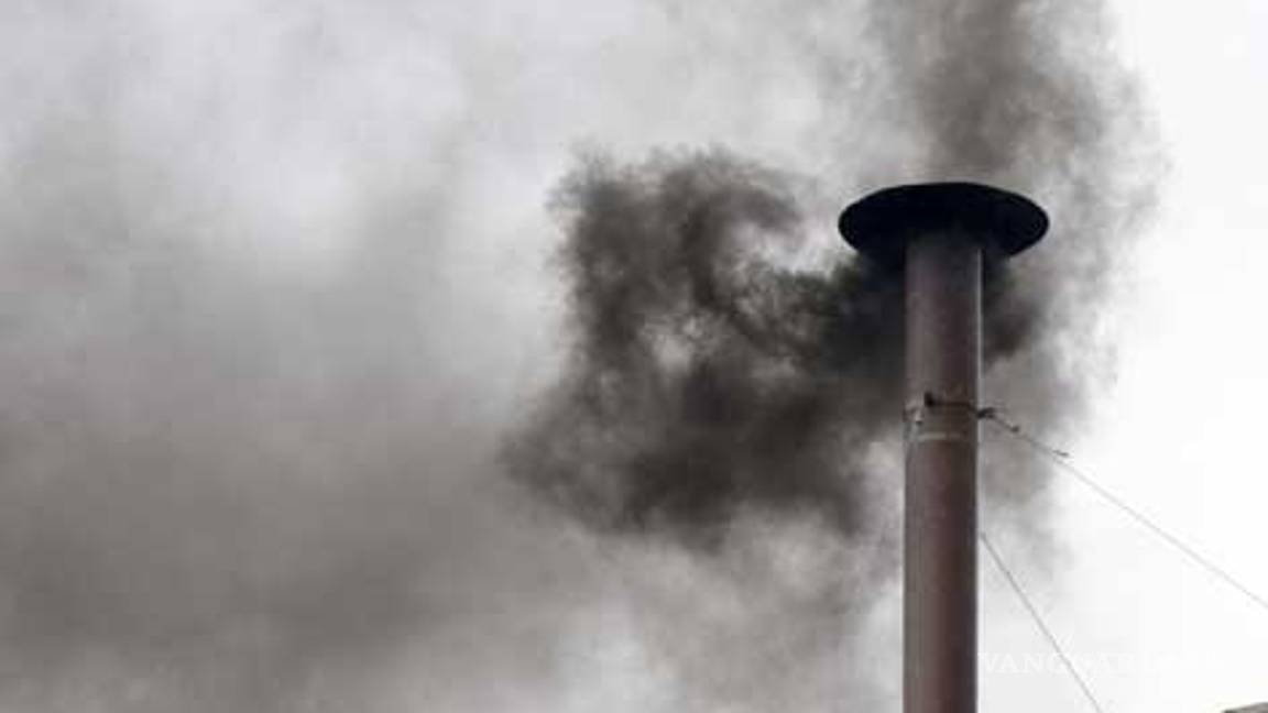 Aún no hay Papa, persiste humo negro en el Vaticano