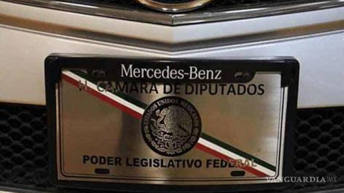 Buscan multar a legisladores por mal uso de "charolas"