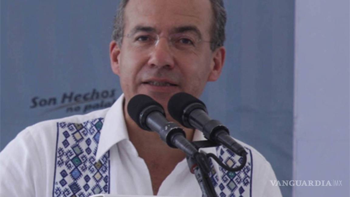 Firma Calderón acuerdo que deroga siete mil normas administrativas