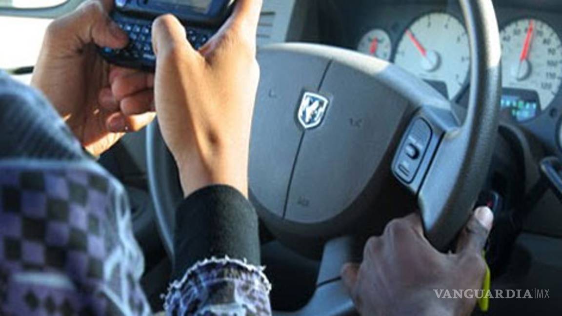 Mensajear al manejar es más peligroso que conducir ebrio