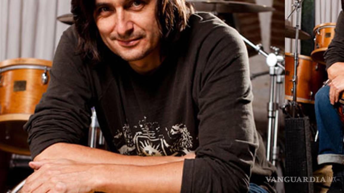 Alfonso André muestras sus dotes vocales