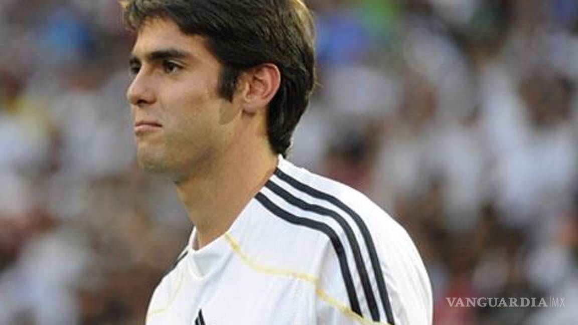 Kaká domina en la cancha y también en Twitter