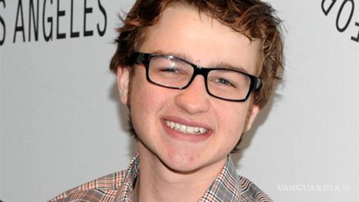 Angus T. Jones no deja Two and a Half Men... por ahora