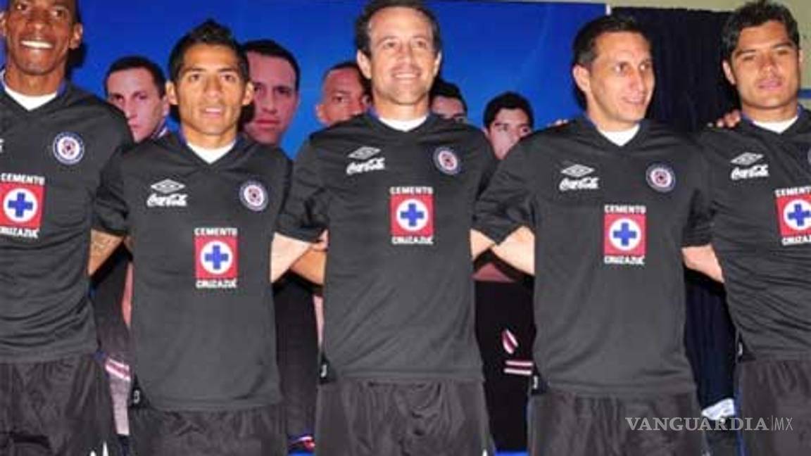 Cruz Azul luce su nuevo uniforme