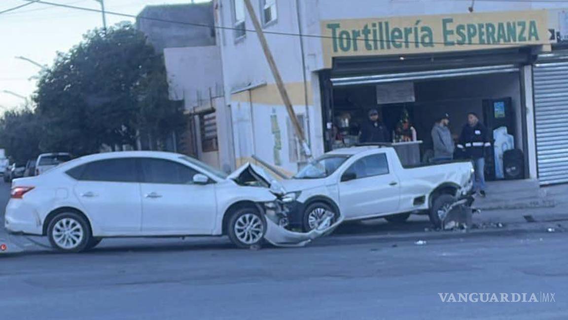 Choca al intentar rebasar y proyecta vehículo contra otro al sur de Saltillo