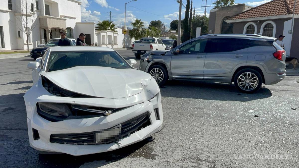 Omite el alto y se impacta contra dos autos al norte de Saltillo
