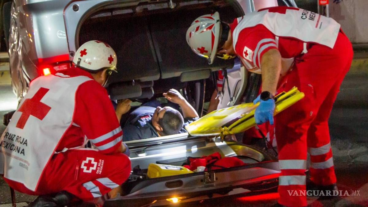 Transporte de personal acaba volcado tras choque en Saltillo