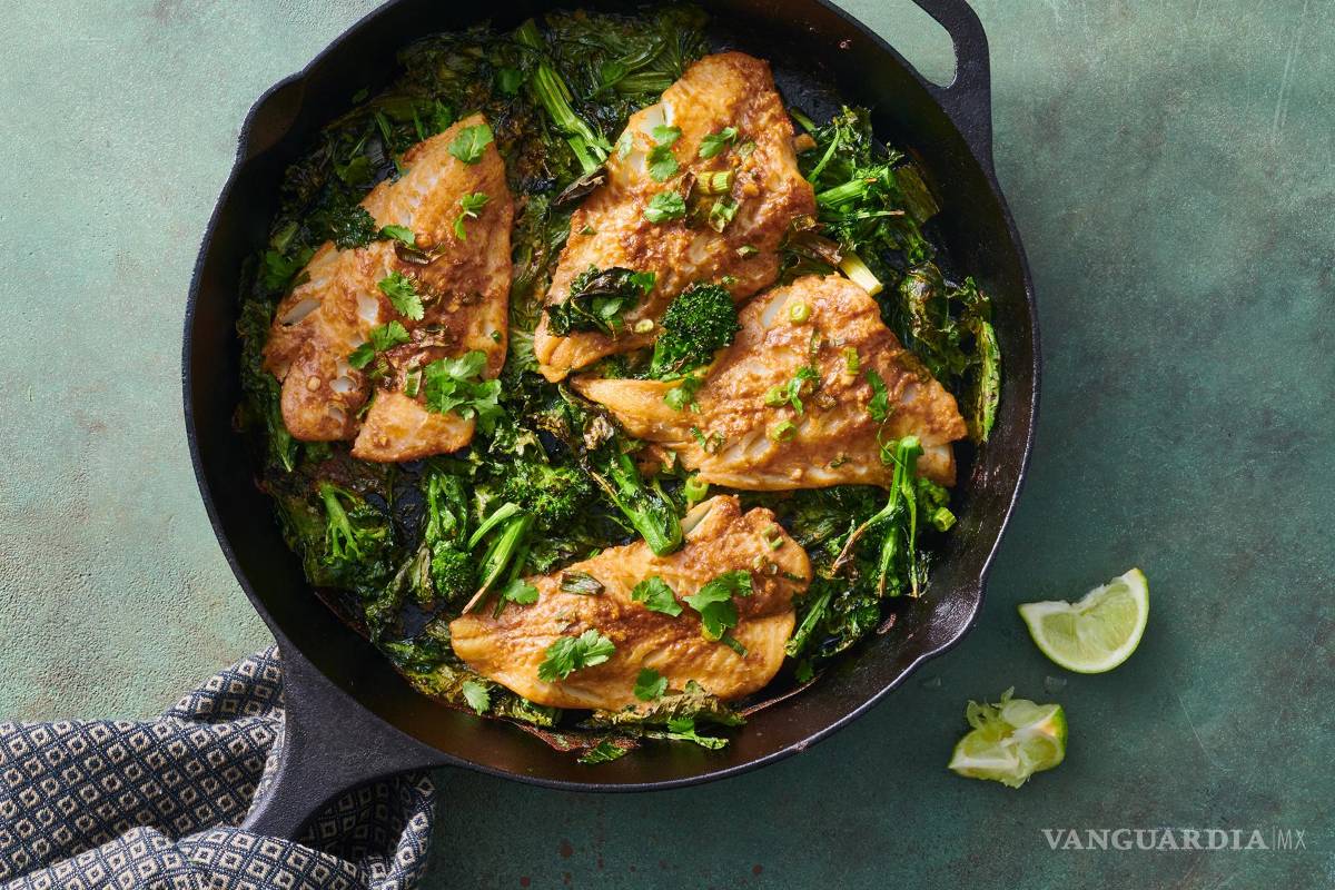 Pescado asado y broccolini con tamarindo y pimienta negra