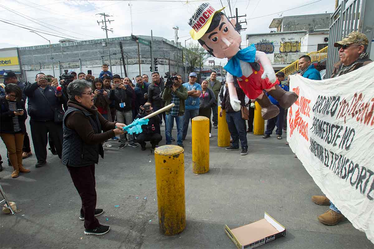 En repudio a impuestos rompen piñata con imagen de 'El Bronco'